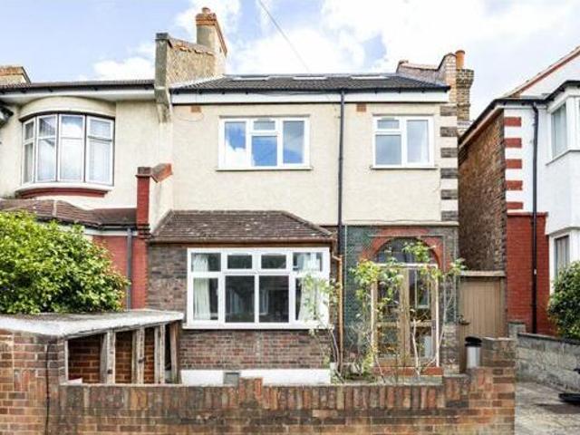 3 Bedroom Maisonette For Rent In London