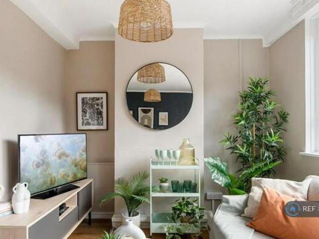 3 Bedroom Maisonette For Rent In London