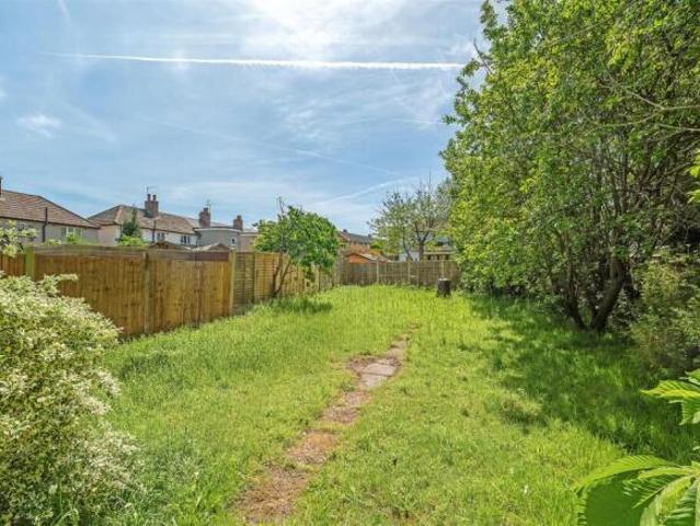 3 bedroom maisonette for rent in Magpie Hall Close, Bromley, BR2