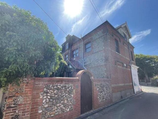 3 Bedroom Maisonette For Rent In Mundesley