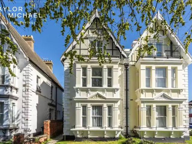 3 bedroom maisonette for rent in New Church Road, Hove, BN3