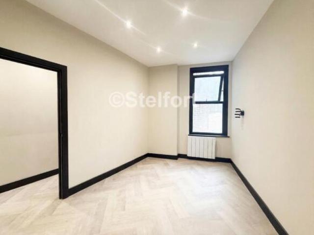 3 bedroom maisonette for rent in New Cross Road, London, SE14