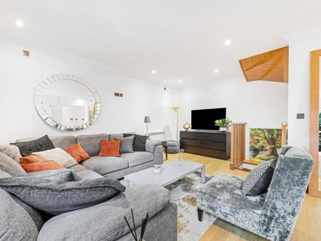 3 bedroom maisonette for rent in North End Way, London, NW3