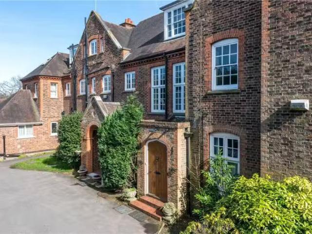 3 bedroom maisonette for rent in Oatlands Chase, Weybridge, KT13