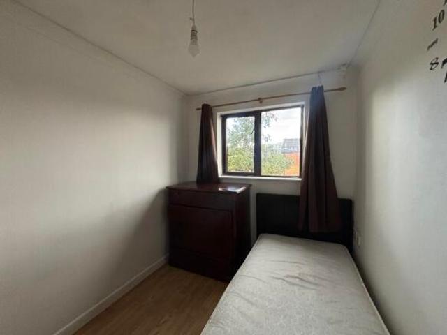 3 bedroom maisonette for rent in Plumstead Avenue, MK13