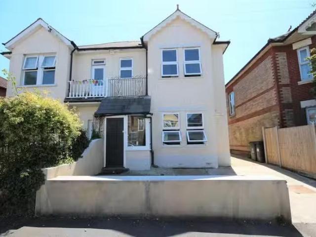 3 bedroom maisonette for rent in Richmond Wood Road, Bournemou.