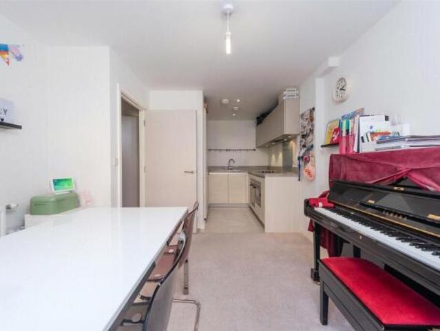 3 bedroom maisonette for rent in Robertson Road, Canning Town, E16