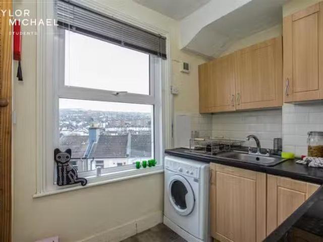 3 bedroom maisonette for rent in Roundhill Crescent, Brighton.