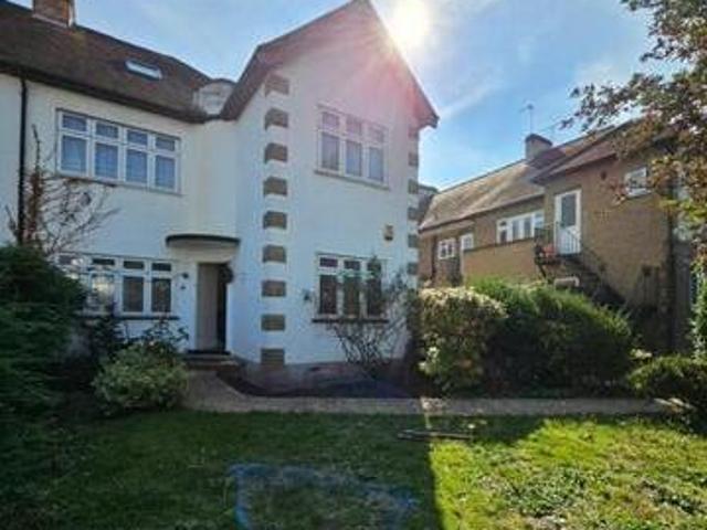 3 Bedroom Maisonette For Rent In South Woodford