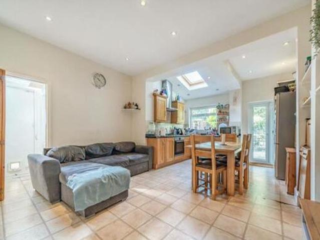 3 Bedroom Maisonette For Rent In Southfields, London