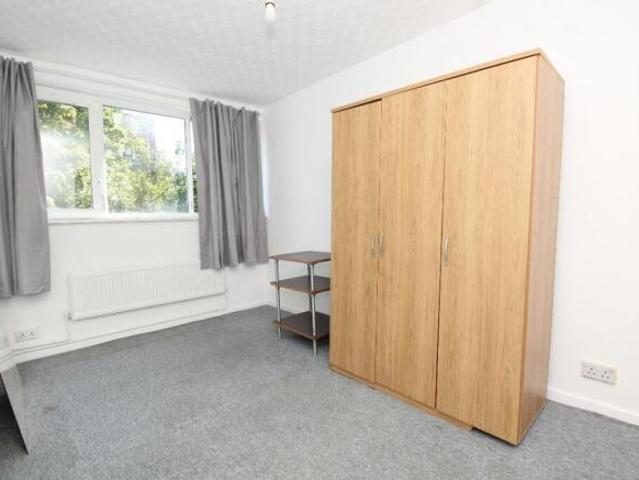 3 bedroom maisonette for rent in Southwater Close, Limehouse, E14