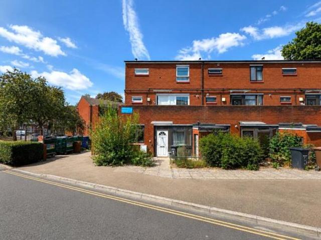 3 bedroom maisonette for rent in Stoneycroft Close, London, SE12