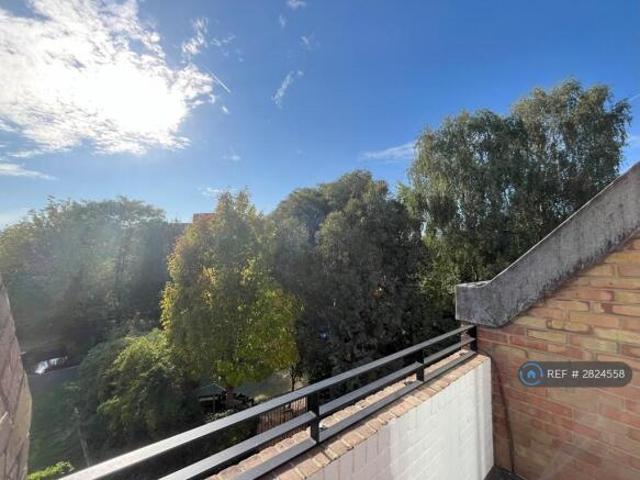 3 bedroom maisonette for rent in Sunbury Lane Battersea, London, SW11