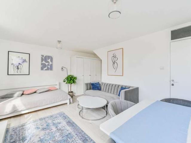 3 Bedroom Maisonette Flat