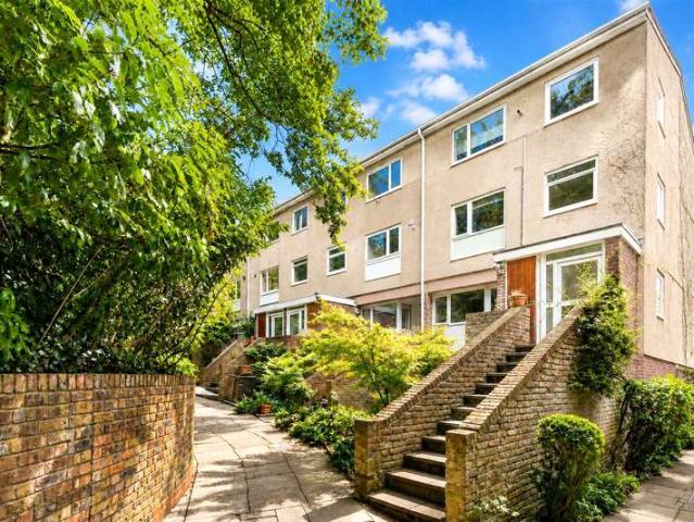 3 Bedroom Maisonette Flat