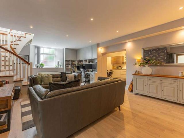 3 Bedroom Maisonette Flat