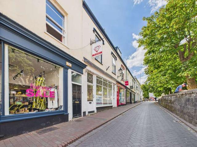 3 Bedroom Maisonette Flat