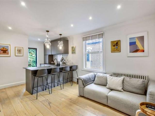 3 Bedroom Maisonette Flat