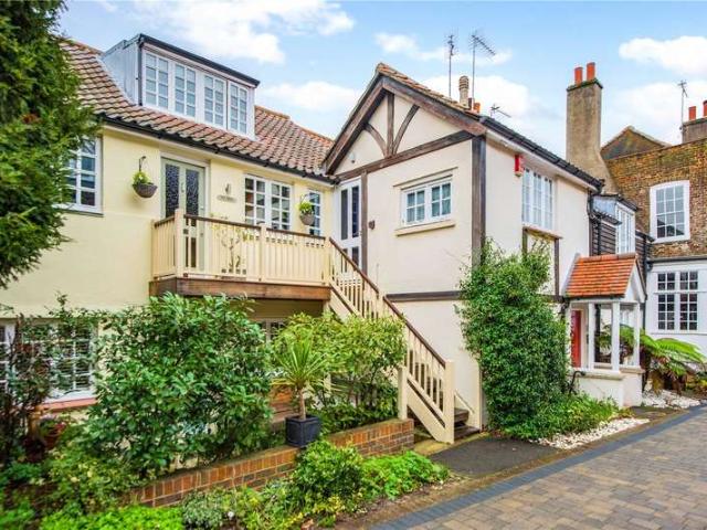 3 Bedroom Maisonette Flat