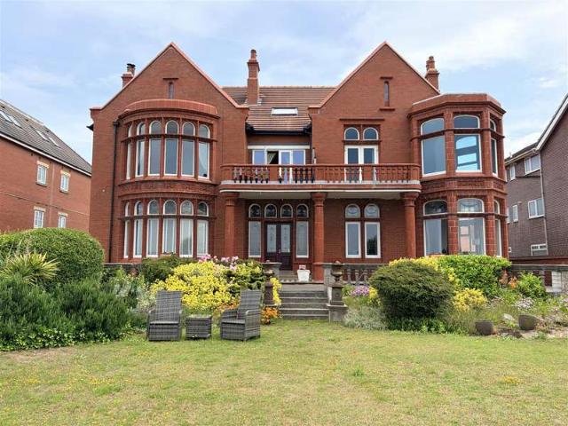 3 Bedroom Maisonette Flat