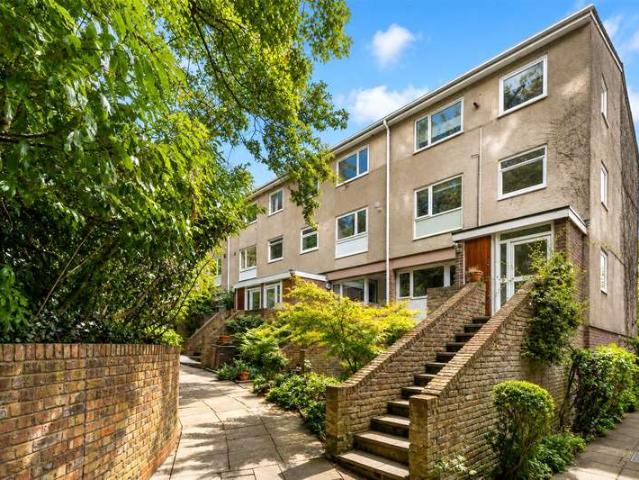 3 Bedroom Maisonette Flat
