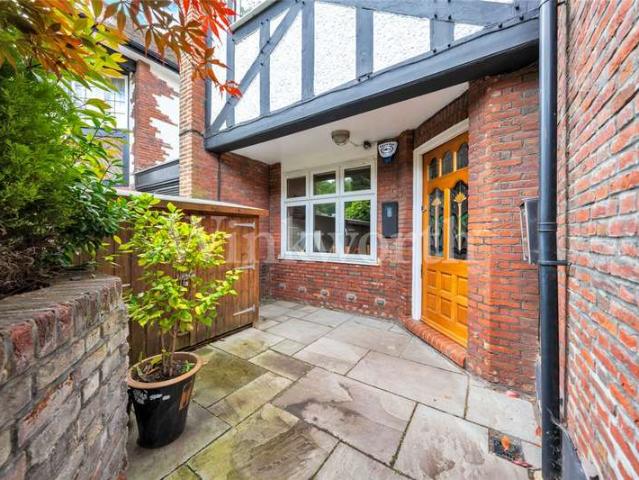 3 Bedroom Maisonette Flat
