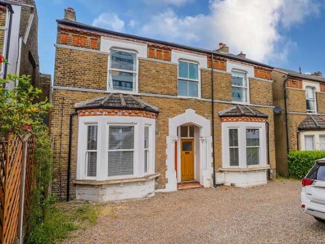 3 Bedroom Maisonette Flat