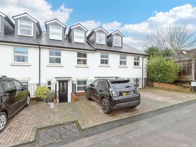 3 Bedroom Maisonette Flat