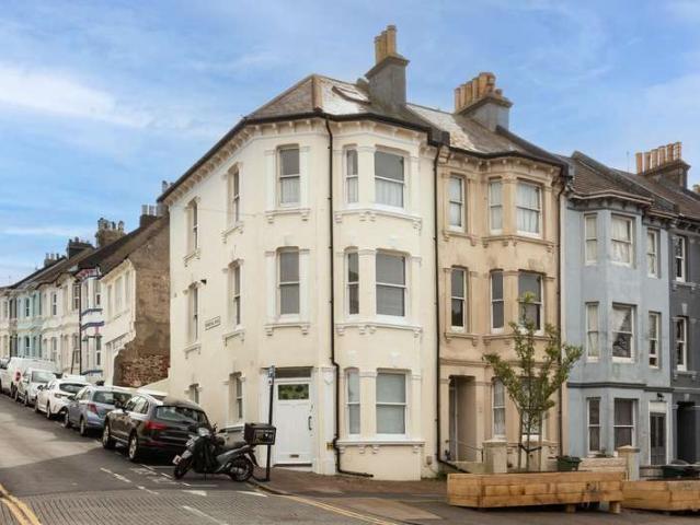 3 Bedroom Maisonette Flat