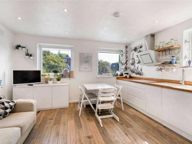 3 Bedroom Maisonette Flat
