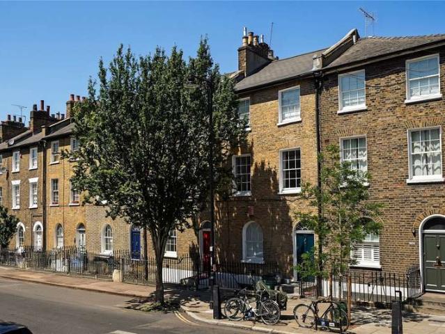 3 Bedroom Maisonette Flat