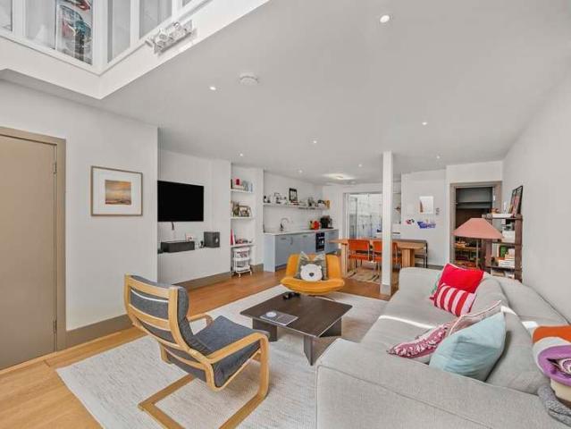 3 Bedroom Maisonette Flat
