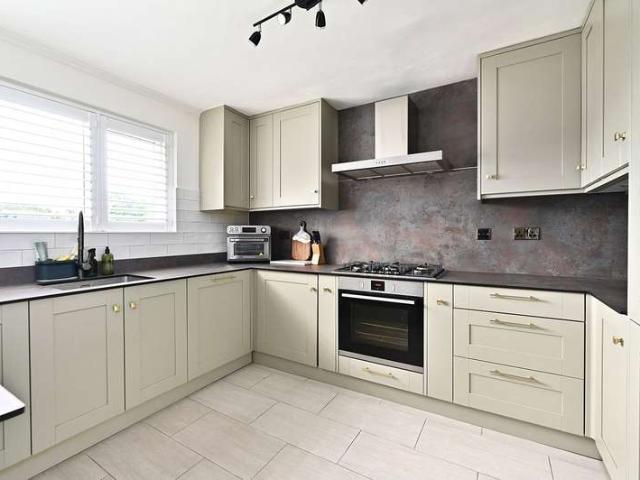 3 Bedroom Maisonette Flat