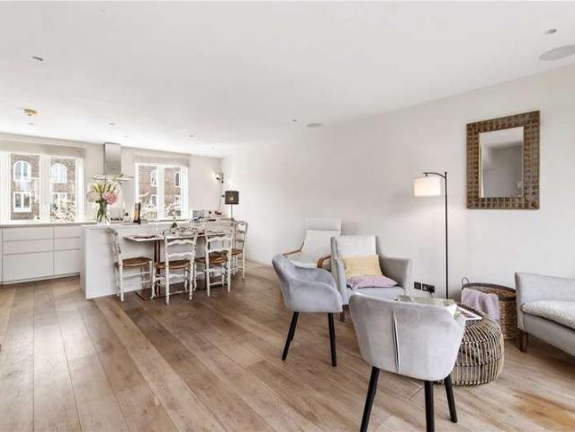 3 Bedroom Maisonette Flat