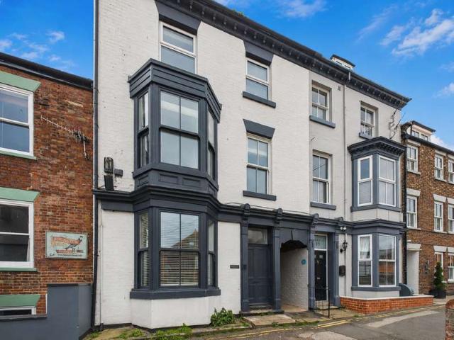 3 Bedroom Maisonette Flat