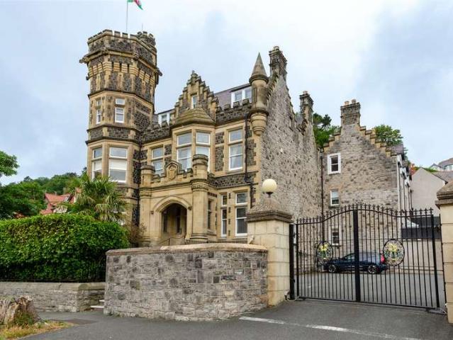 3 Bedroom Maisonette Flat