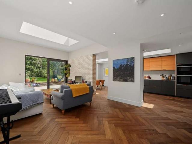 3 Bedroom Maisonette Flat