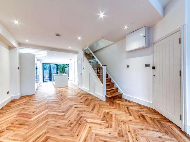 3 Bedroom Maisonette Flat