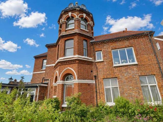 3 Bedroom Maisonette Flat