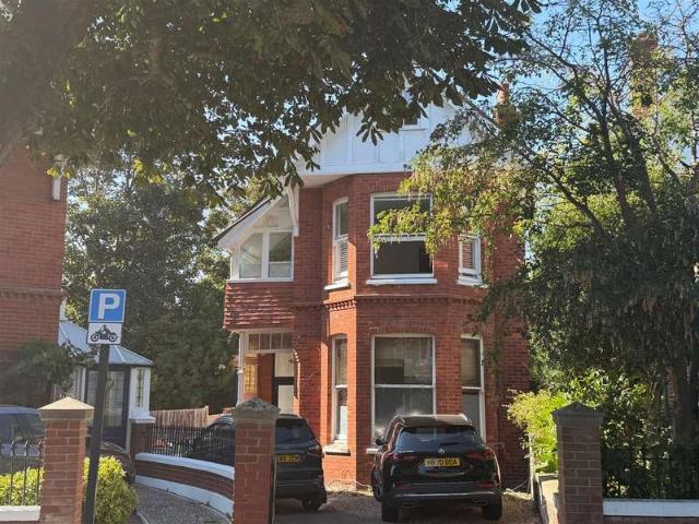 3 Bedroom Maisonette Flat