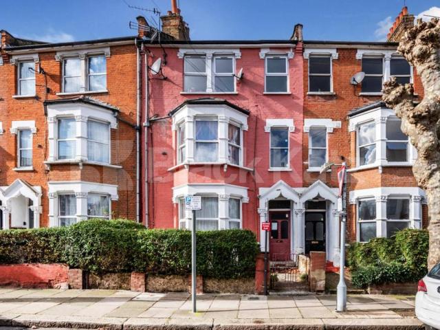 3 Bedroom Maisonette in Carlingford Road N15