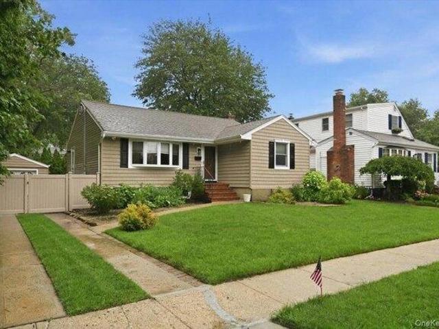 3 bedroom, Malverne NY 11565 104905341