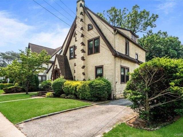3 bedroom, Malverne NY 11565 104905558