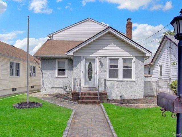 3 bedroom, Malverne NY 11565 104907444
