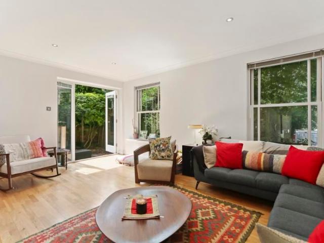 3 Bedroom Mews To Let