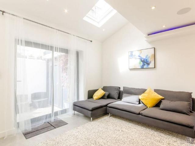 3 bedroom mews to rent