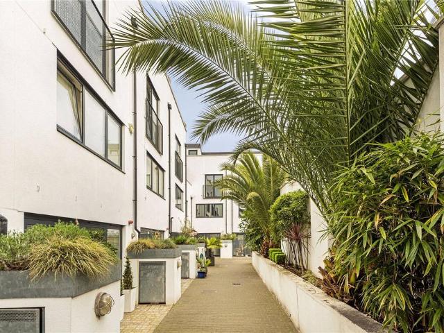 3 bedroom mews to rent