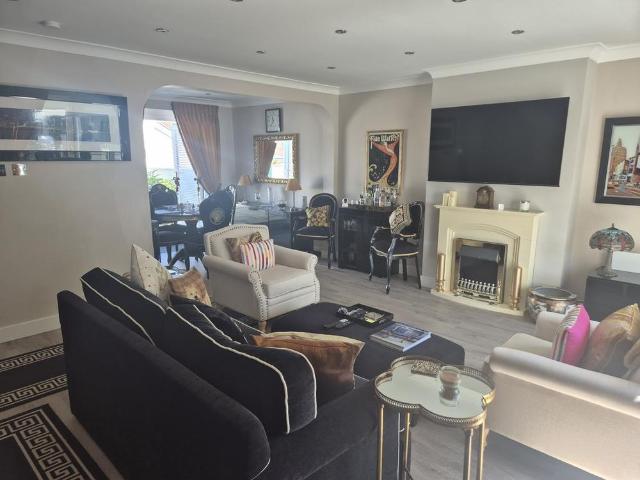3 bedroom mews to rent