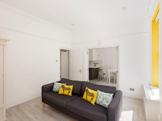 3 bedroom mews to rent