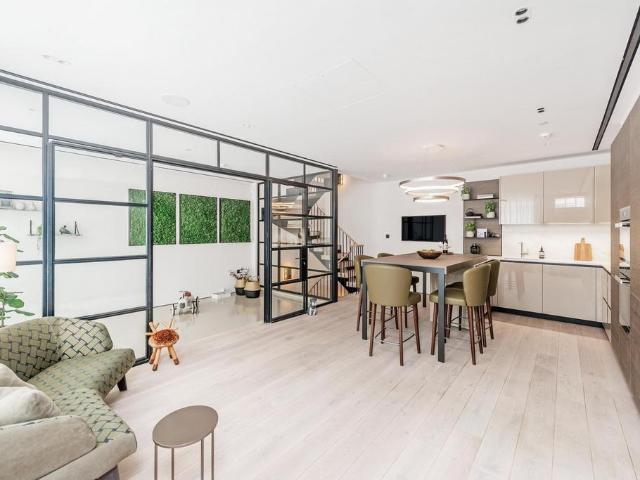 3 bedroom mews to rent